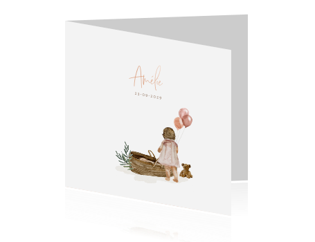 Getekend geboortekaartje voor een zusje met baby in mand en ballonnen